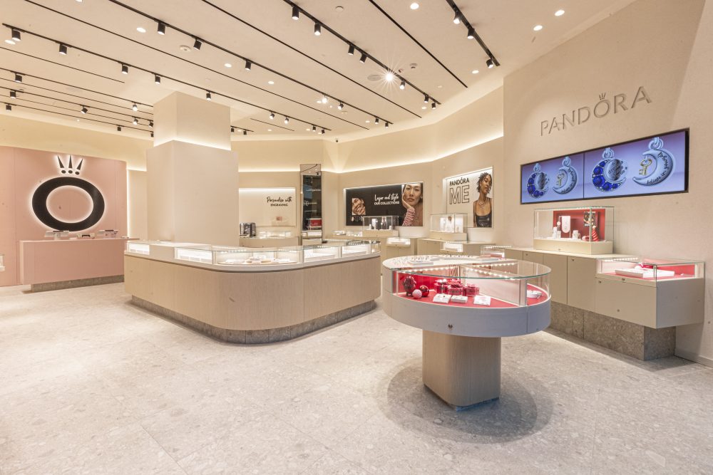 Já visitou a renovada flagship store da Pandora no Centro Comercial ...