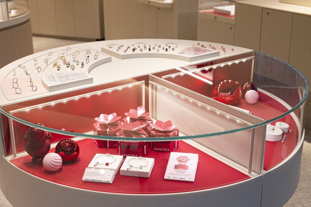 Já visitou a renovada flagship store da Pandora no Centro Comercial ...