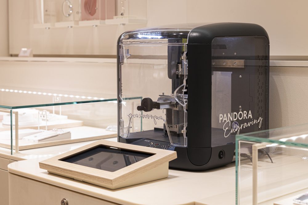 Já visitou a renovada flagship store da Pandora no Centro Comercial ...