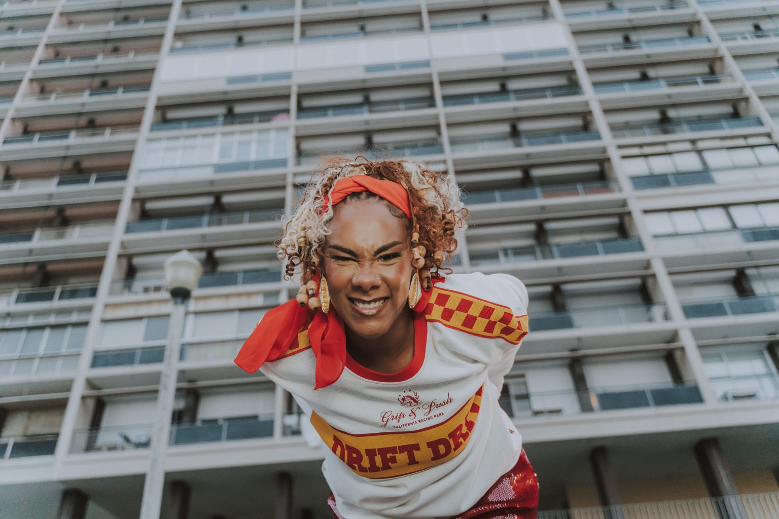 “Tu e a Lua” é o novo single de Irina Barros – LuxWOMAN